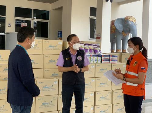 คุณทองเปลว ศิริพรพิทักษ์ ประธานกรรมการบริษัทมิลลิเมด จำกัด มอบยาเวชภัณ ...